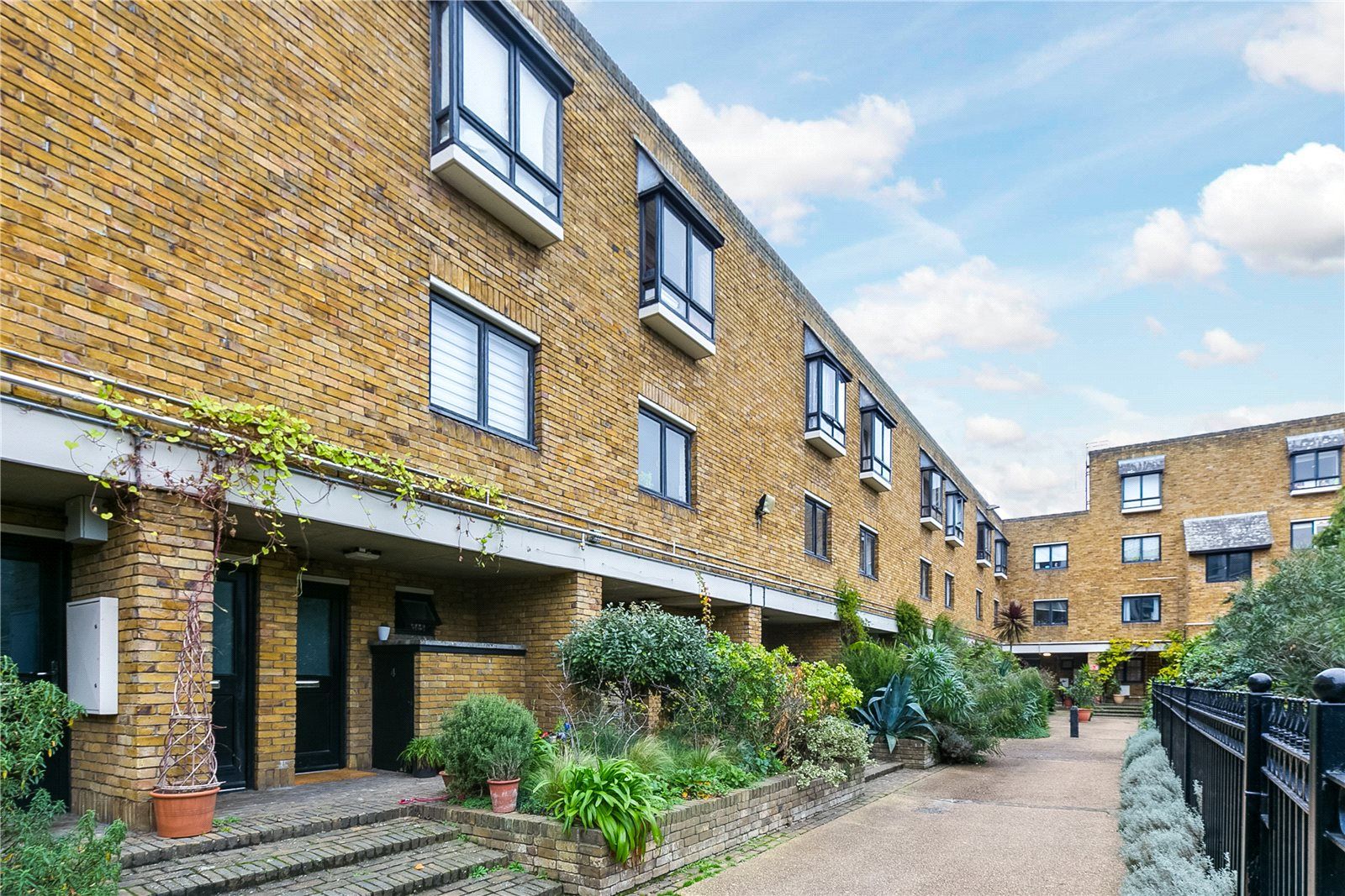 2 Bedroom Flat To Rent Chesterton Square Pembroke Road London W W8 6pw