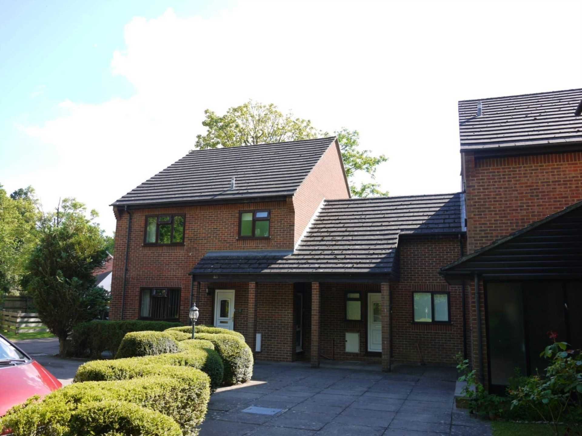 2 Bedroom Maisonette For Sale Dolphin Court Bracknell Rg12 9df