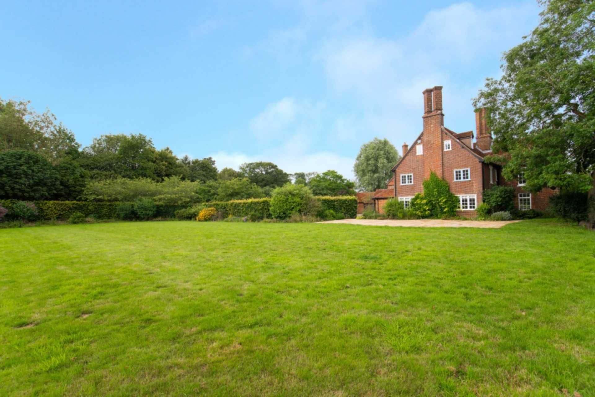 6 bedroom detached house to rent, Manor Farm, Church Road, Studham ...