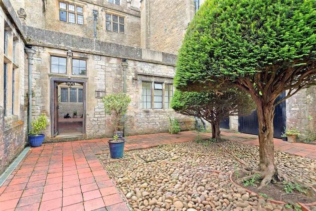 2 bedroom flat for sale, Shipton Court, High Street, Shipton Under ...